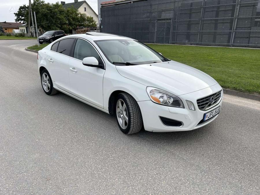 Balts Volvo S60 2013 Mažeikiai, ar dzinēja tilpumu 2.50 L un nobraukumu 212 tūkst. km par 5500 €, foto 4 vietnē AUTOMOTO.COM.LV
