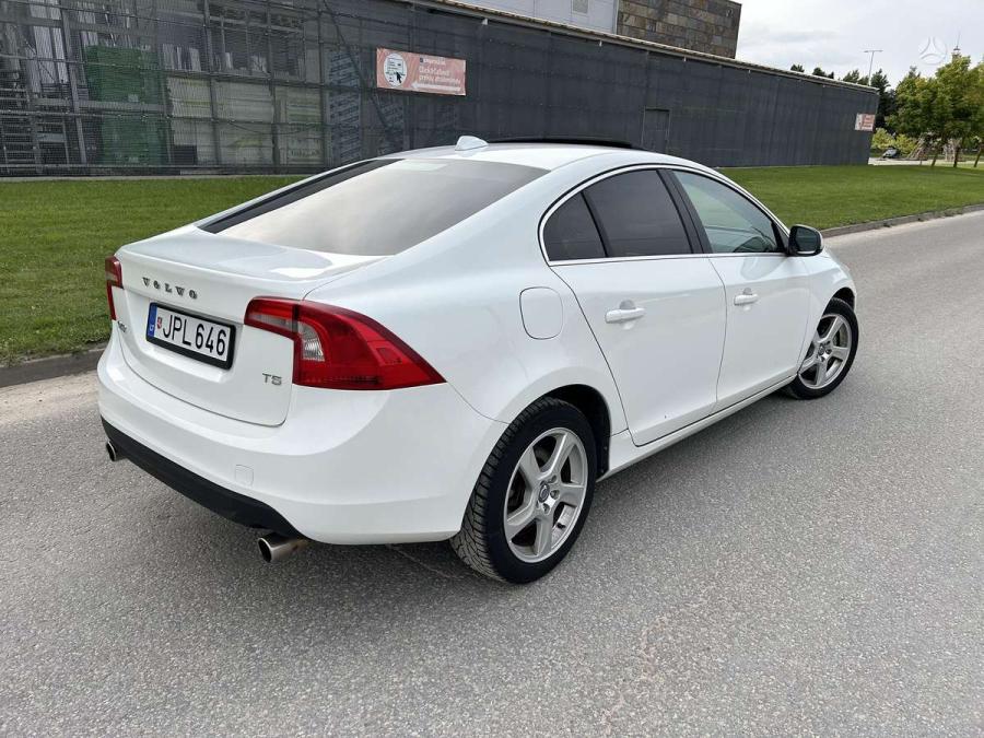 Balts Volvo S60 2013 Mažeikiai, ar dzinēja tilpumu 2.50 L un nobraukumu 212 tūkst. km par 5500 €, foto 5 vietnē AUTOMOTO.COM.LV