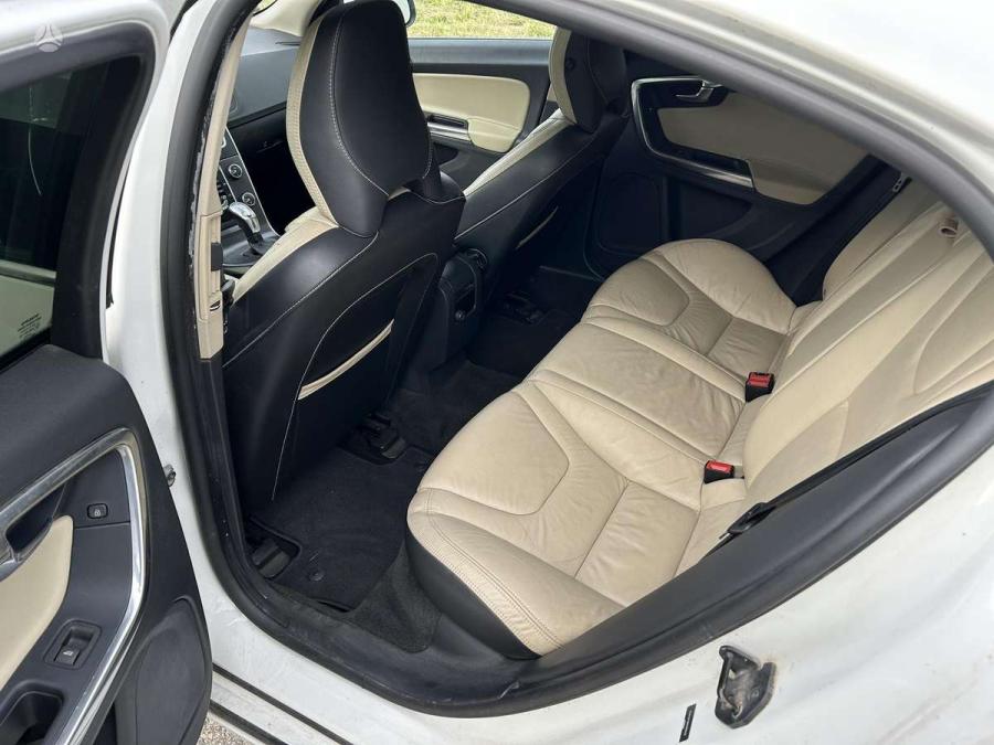 Balts Volvo S60 2013 Mažeikiai, ar dzinēja tilpumu 2.50 L un nobraukumu 212 tūkst. km par 5500 €, foto 8 vietnē AUTOMOTO.COM.LV