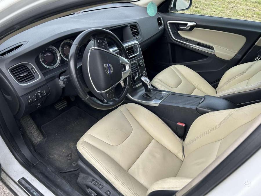 Balts Volvo S60 2013 Mažeikiai, ar dzinēja tilpumu 2.50 L un nobraukumu 212 tūkst. km par 5500 €, foto 10 vietnē AUTOMOTO.COM.LV