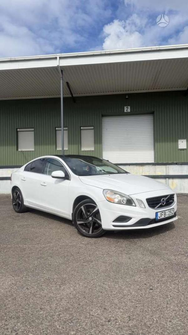 Balts Volvo S60 2013 Viļņa, ar dzinēja tilpumu 2.50 L un nobraukumu 156 tūkst. km par 6600 €, foto 1 vietnē AUTOMOTO.COM.LV