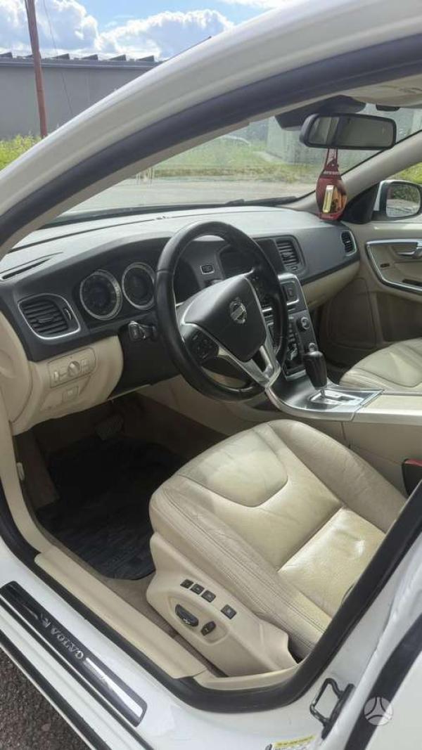 Balts Volvo S60 2013 Viļņa, ar dzinēja tilpumu 2.50 L un nobraukumu 156 tūkst. km par 6600 €, foto 9 vietnē AUTOMOTO.COM.LV