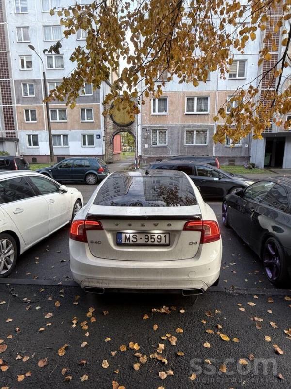 White Volvo S60 2014 in Riga, with an engine capacity of 2.00 L and mileage of 206 thousand km for 6500 €, photo 3 on AUTOMOTO.COM.LV