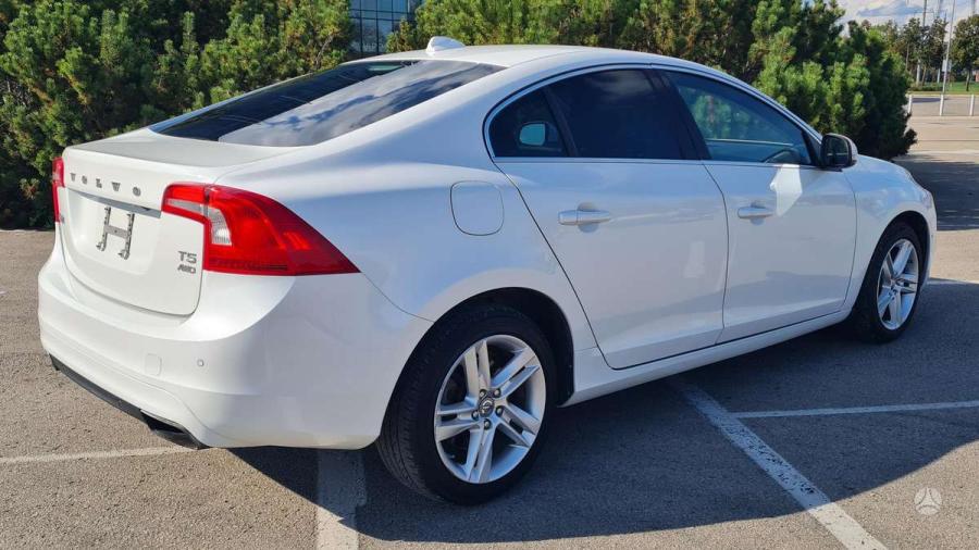 Balts Volvo S60 2014 Šauļi, ar dzinēja tilpumu 2.50 L un nobraukumu 214 tūkst. km par 9600 €, foto 15 vietnē AUTOMOTO.COM.LV