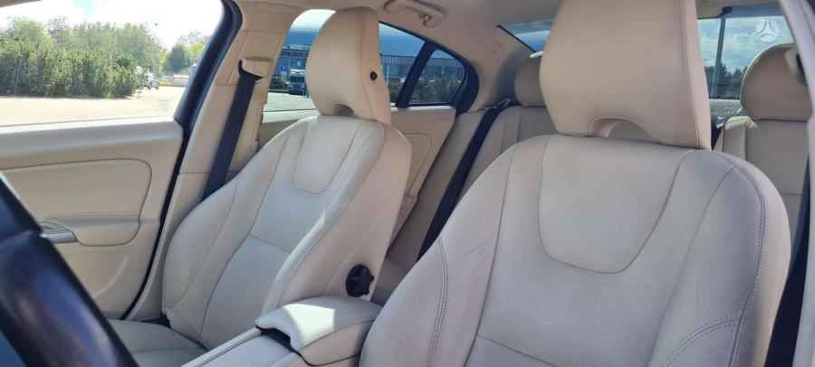 Balts Volvo S60 2014 Šauļi, ar dzinēja tilpumu 2.50 L un nobraukumu 214 tūkst. km par 9600 €, foto 22 vietnē AUTOMOTO.COM.LV