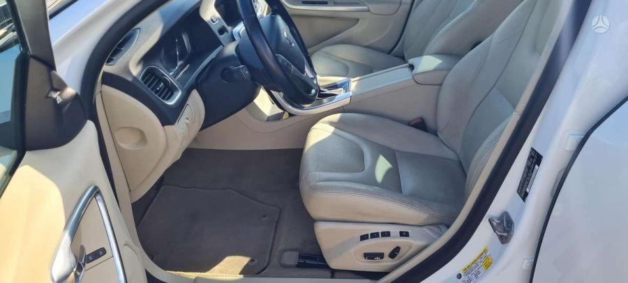 Balts Volvo S60 2014 Šauļi, ar dzinēja tilpumu 2.50 L un nobraukumu 214 tūkst. km par 9600 €, foto 23 vietnē AUTOMOTO.COM.LV