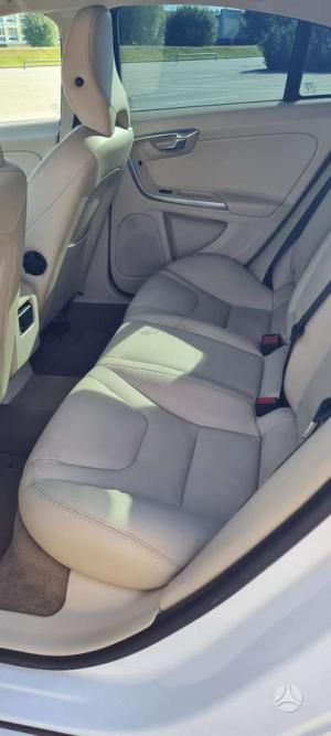 Balts Volvo S60 2014 Šauļi, ar dzinēja tilpumu 2.50 L un nobraukumu 214 tūkst. km par 9600 €, foto 24 vietnē AUTOMOTO.COM.LV