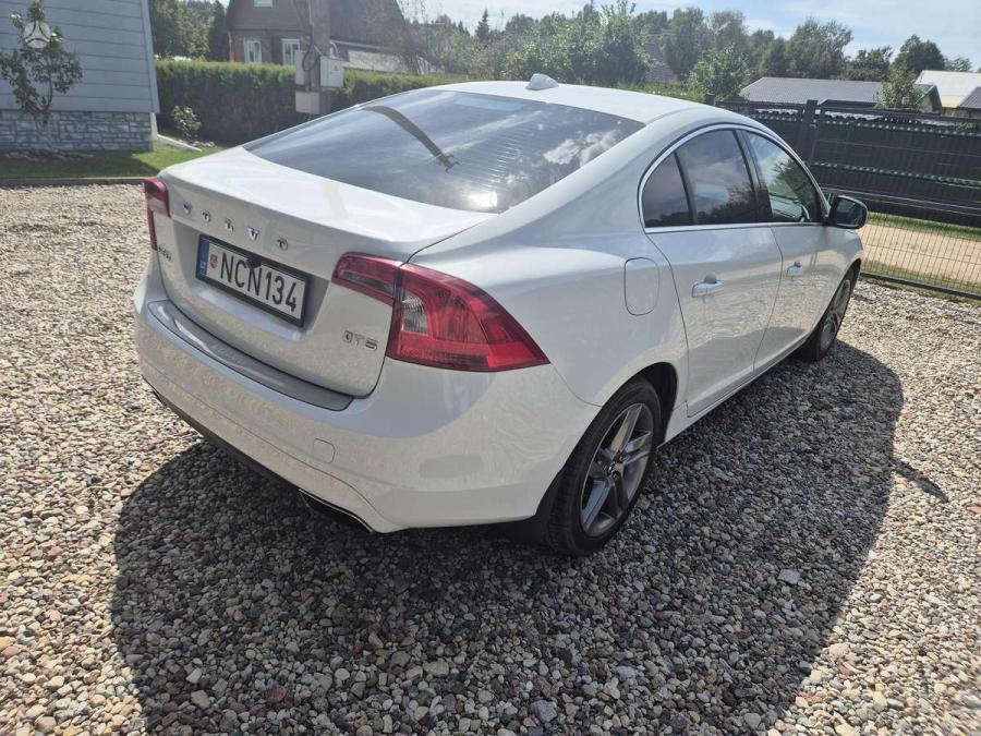 Balts Volvo S60 2014 Jonava, ar dzinēja tilpumu 2.50 L un nobraukumu 142 tūkst. km par 9500 €, foto 4 vietnē AUTOMOTO.COM.LV