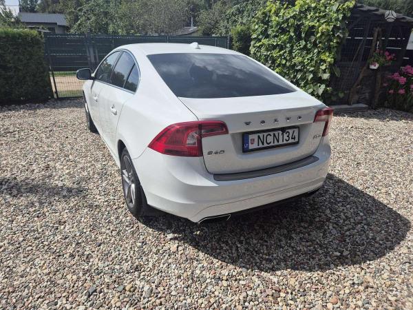 Balts Volvo S60 2014 Jonava, ar dzinēja tilpumu 2.50 L un nobraukumu 142 tūkst. km par 9500 €, foto 5 vietnē AUTOMOTO.COM.LV