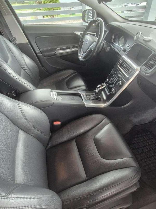 Balts Volvo S60 2014 Jonava, ar dzinēja tilpumu 2.50 L un nobraukumu 142 tūkst. km par 9500 €, foto 9 vietnē AUTOMOTO.COM.LV