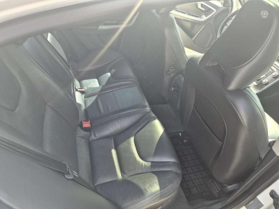 Balts Volvo S60 2014 Jonava, ar dzinēja tilpumu 2.50 L un nobraukumu 142 tūkst. km par 9500 €, foto 10 vietnē AUTOMOTO.COM.LV