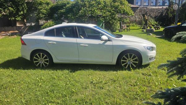 White Volvo S60 2014 in Elektrenai, with an engine capacity of 1.97 L and mileage of 106 thousand km for 8999 €, photo 3 on AUTOMOTO.COM.LV