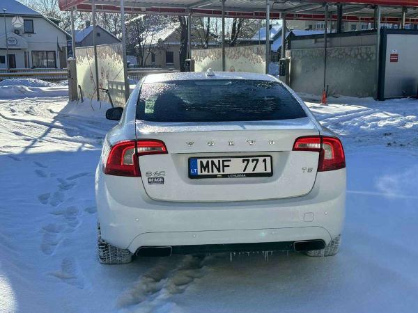 White Volvo S60 2015 in Vilnius, with an engine capacity of 2.00 L and mileage of 191 thousand km for 8500 €, photo 4 on AUTOMOTO.COM.LV
