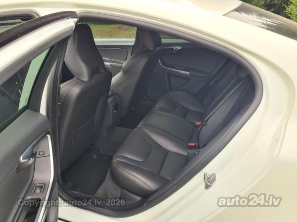 Balts Volvo S60 2015 Tallina, ar dzinēja tilpumu 2.40 L un nobraukumu 122 tūkst. km par 17500 €, foto 10 vietnē AUTOMOTO.COM.LV
