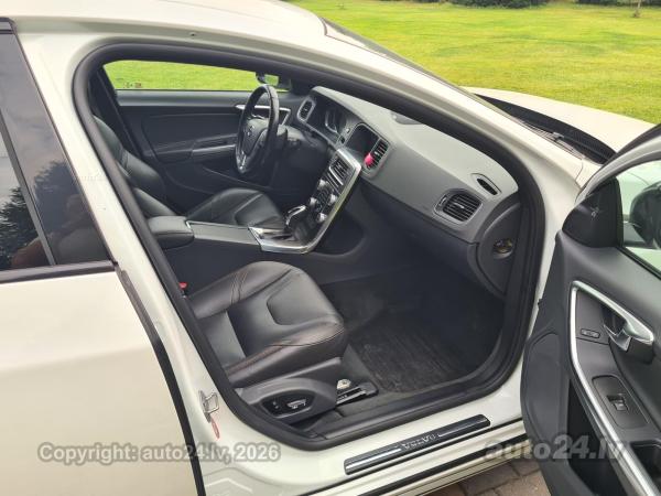 Balts Volvo S60 2015 Tallina, ar dzinēja tilpumu 2.40 L un nobraukumu 122 tūkst. km par 17500 €, foto 11 vietnē AUTOMOTO.COM.LV