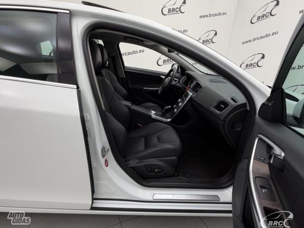 White Volvo S60 2016 in Avizieniai, with an engine capacity of 2.00 L and mileage of 200 thousand km for 10900 €, photo 4 on AUTOMOTO.COM.LV