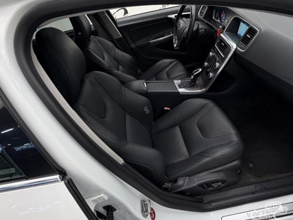 White Volvo S60 2016 in Avizieniai, with an engine capacity of 2.00 L and mileage of 200 thousand km for 10900 €, photo 5 on AUTOMOTO.COM.LV