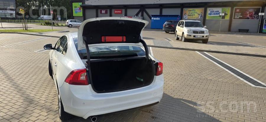 White Volvo S60 2016 in Riga, with an engine capacity of 2.00 L and mileage of 192 thousand km for 9000 €, photo 9 on AUTOMOTO.COM.LV