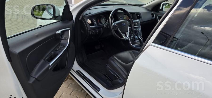 White Volvo S60 2016 in Riga, with an engine capacity of 2.00 L and mileage of 192 thousand km for 9000 €, photo 10 on AUTOMOTO.COM.LV