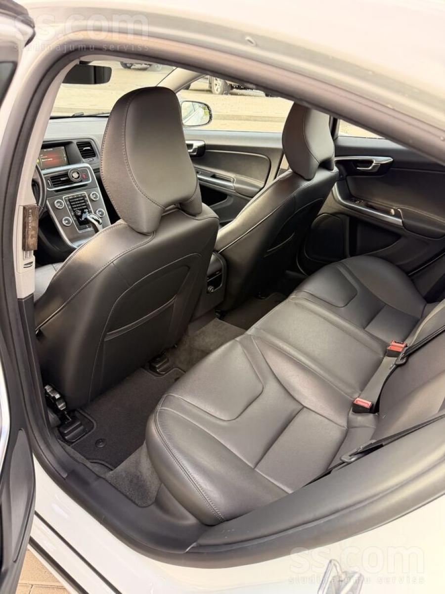 White Volvo S60 2016 in Riga, with an engine capacity of 2.00 L and mileage of 192 thousand km for 9000 €, photo 16 on AUTOMOTO.COM.LV
