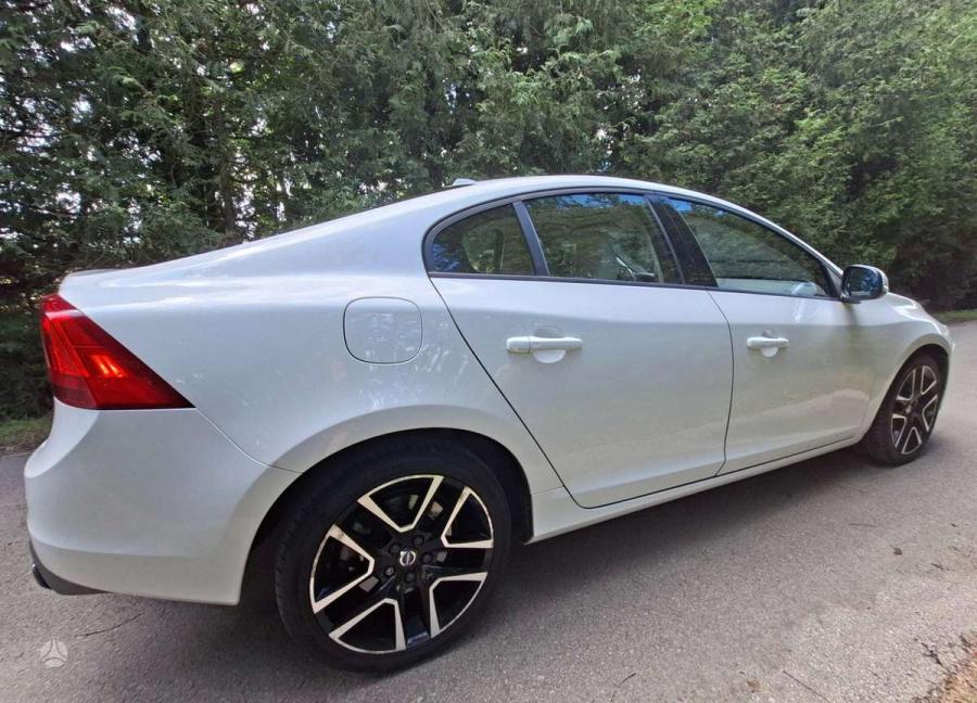 White Volvo S60 2017 in Vilnius, with an engine capacity of 1.97 L and mileage of 150 thousand km for 10500 €, photo 4 on AUTOMOTO.COM.LV