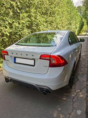 White Volvo S60 2017 in Vilnius, with an engine capacity of 1.97 L and mileage of 150 thousand km for 10500 €, photo 5 on AUTOMOTO.COM.LV