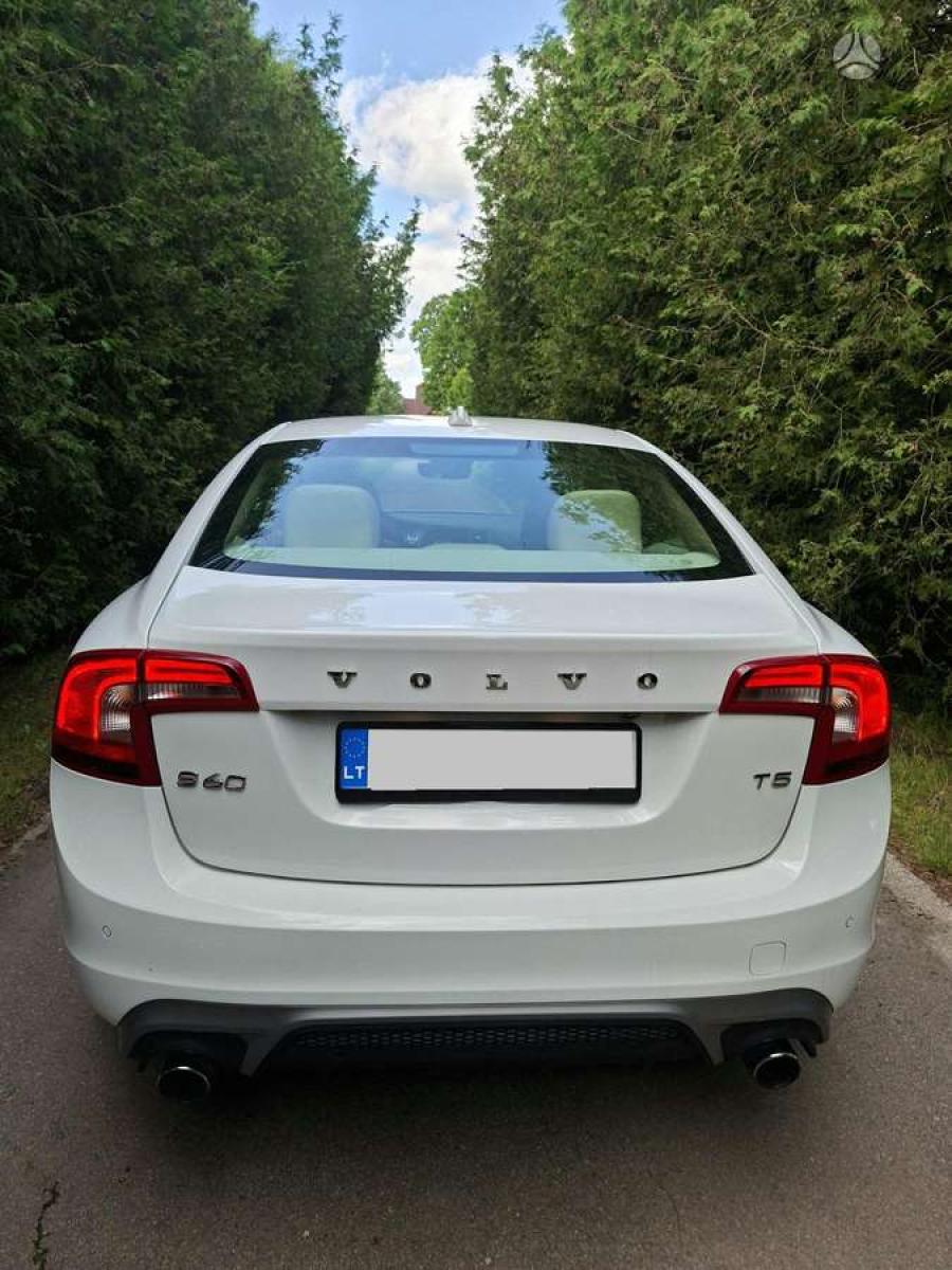 White Volvo S60 2017 in Vilnius, with an engine capacity of 1.97 L and mileage of 150 thousand km for 10500 €, photo 6 on AUTOMOTO.COM.LV