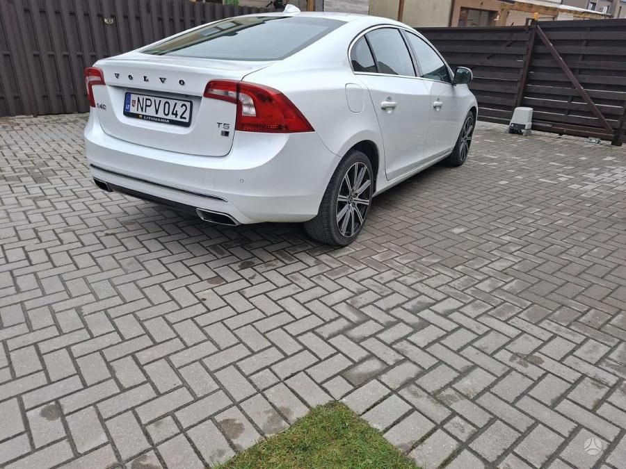 Balts Volvo S60 2018 Kauņa, ar dzinēja tilpumu 1.97 L un nobraukumu 175 tūkst. km par 10250 €, foto 4 vietnē AUTOMOTO.COM.LV