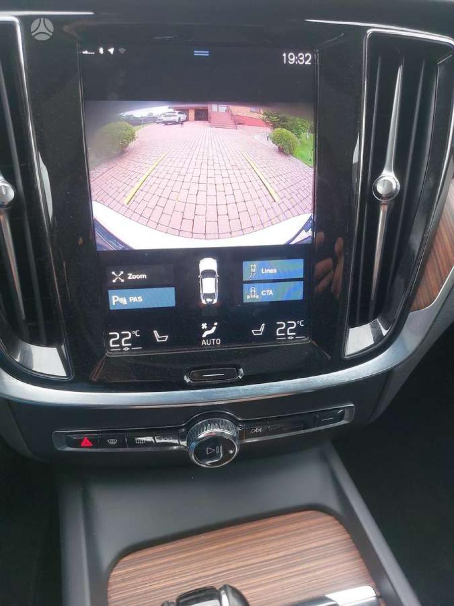 White Volvo S60 2020 in Klaipeda, with an engine capacity of 2.00 L and mileage of 76 thousand km for 20800 €, photo 25 on AUTOMOTO.COM.LV
