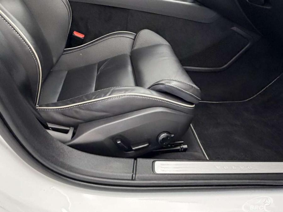 White Volvo S60 2020 in Vilnius, with an engine capacity of 1.97 L and mileage of 118 thousand km for 20500 €, photo 8 on AUTOMOTO.COM.LV