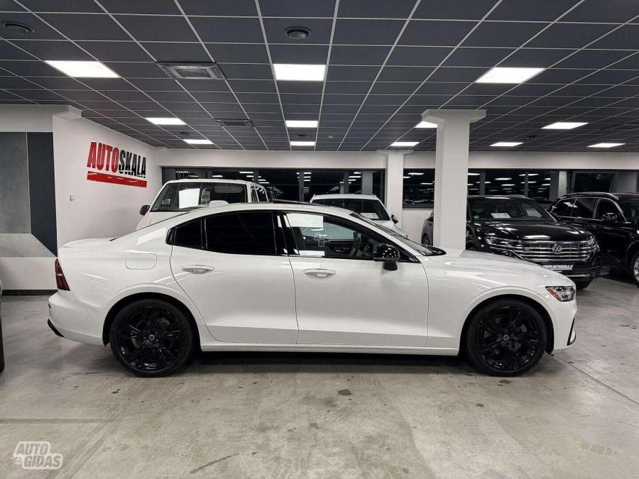 White Volvo S60 2023 in Klaipeda, with an engine capacity of 2.00 L and mileage of 42 thousand km for 27950 €, photo 7 on AUTOMOTO.COM.LV