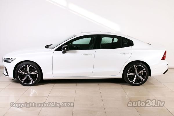 White Volvo S60 2023 in Tallinn, with an engine capacity of 2.00 L and mileage of 28 thousand km for 39990 €, photo 3 on AUTOMOTO.COM.LV