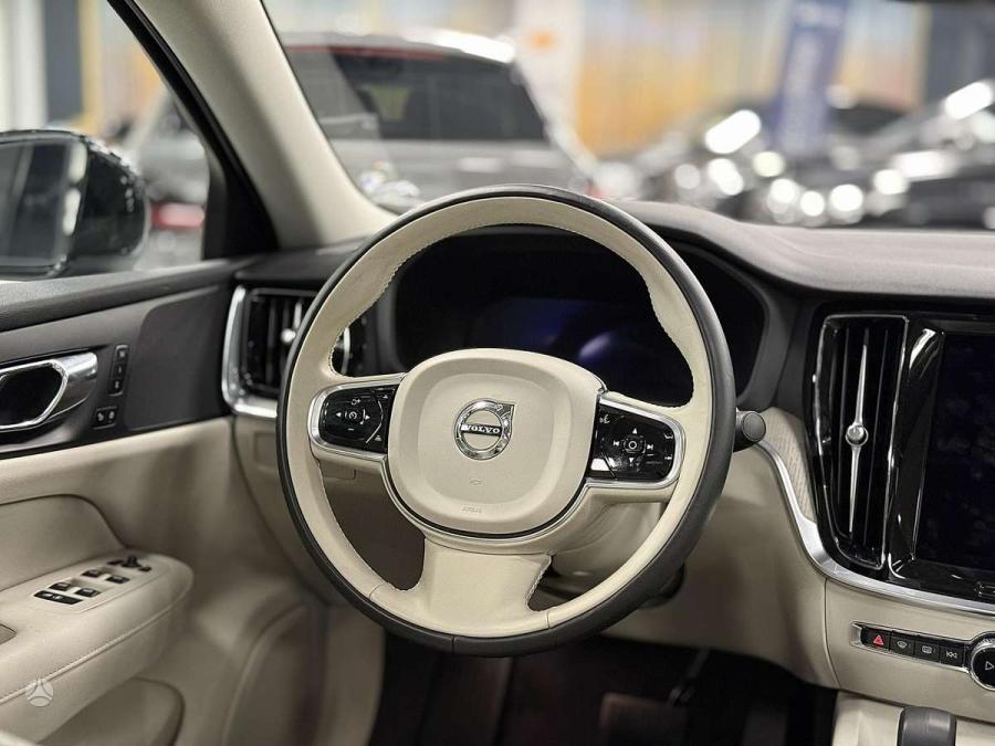 White Volvo S60 2023 in Klaipeda, with an engine capacity of 1.97 L and mileage of 42 thousand km for 24000 €, photo 11 on AUTOMOTO.COM.LV