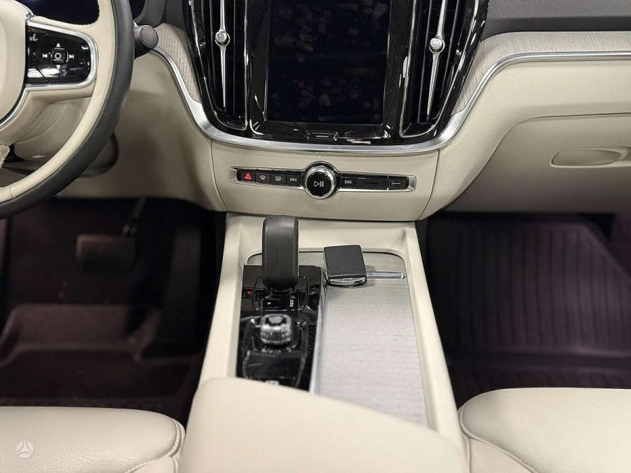 White Volvo S60 2023 in Klaipeda, with an engine capacity of 1.97 L and mileage of 42 thousand km for 24000 €, photo 14 on AUTOMOTO.COM.LV