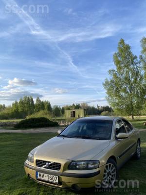 Dzeltens Volvo S60 2001 Jēkabpils, ar dzinēja tilpumu 2.40 L un nobraukumu 488 tūkst. km par 870 €, foto  vietnē AUTOMOTO.COM.LV