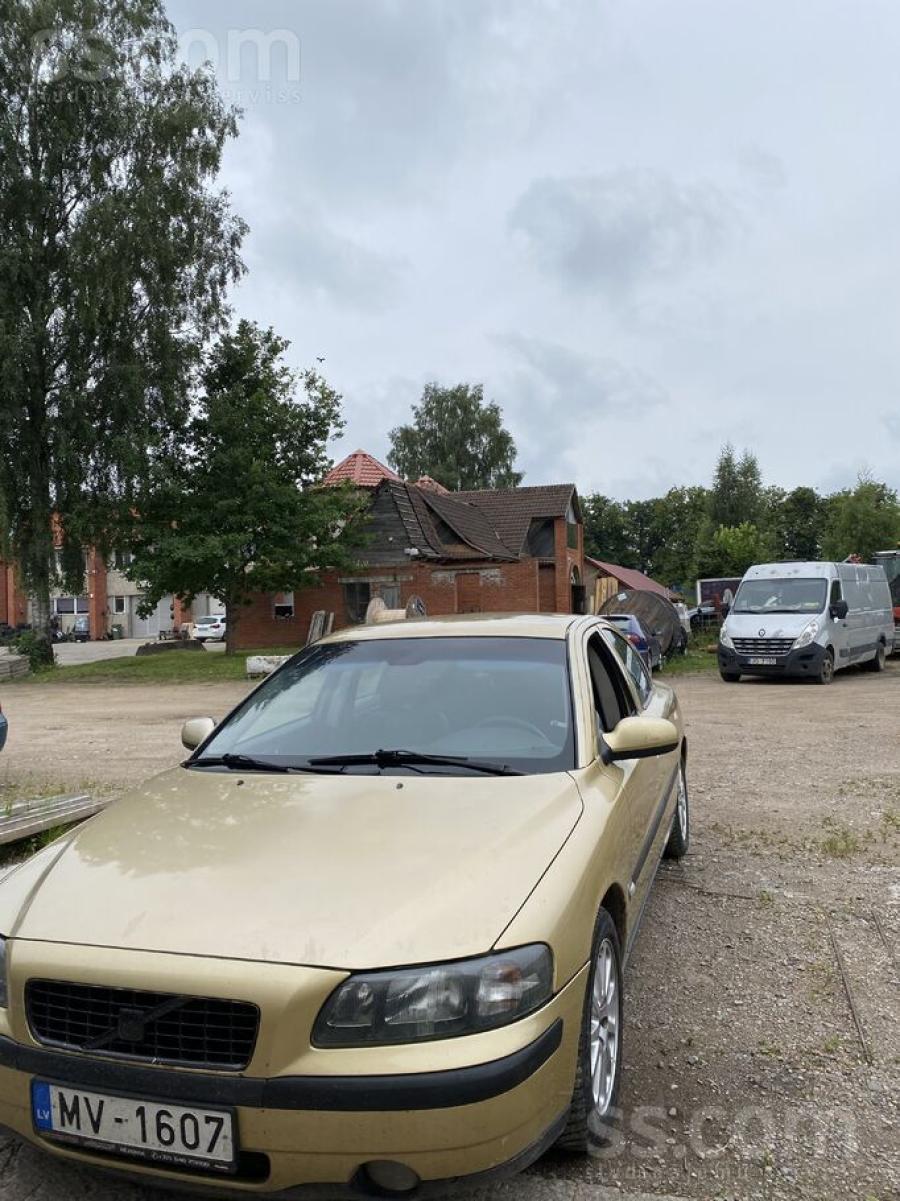 Dzeltens Volvo S60 2001 Jēkabpils, ar dzinēja tilpumu 2.40 L un nobraukumu 488 tūkst. km par 870 €, foto 4 vietnē AUTOMOTO.COM.LV