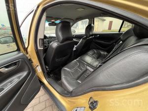 Yellow Volvo S60 2002 in Rezekne, with an engine capacity of 2.40 L and mileage of 533 thousand km for 1550 €, photo 6 on AUTOMOTO.COM.LV