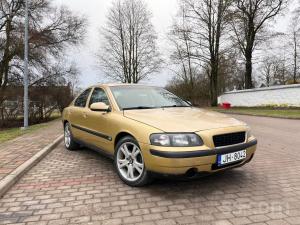 Dzeltens Volvo S60 2002 Rēzekne, ar dzinēja tilpumu 2.40 L un nobraukumu 550 tūkst. km par 1250 €, foto  vietnē AUTOMOTO.COM.LV