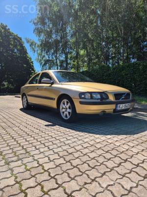 Dzeltens Volvo S60 2002 Talsi, ar dzinēja tilpumu 2.40 L un nobraukumu 348 tūkst. km par 2100 €, foto  vietnē AUTOMOTO.COM.LV