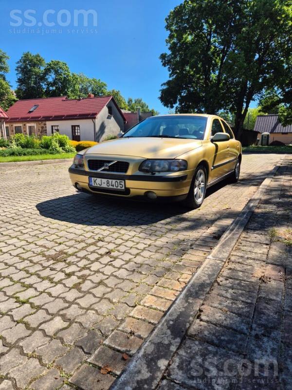 Yellow Volvo S60 2002 in Talsi, with an engine capacity of 2.40 L and mileage of 348 thousand km for 2100 €, photo 2 on AUTOMOTO.COM.LV