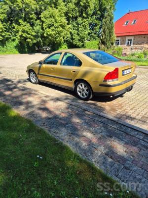 Dzeltens Volvo S60 2002 Talsi, ar dzinēja tilpumu 2.40 L un nobraukumu 348 tūkst. km par 2100 €, foto 4 vietnē AUTOMOTO.COM.LV