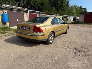 Yellow Volvo S60 2002 in Riga, with an engine capacity of 2.40 L and mileage of 409 thousand km for 1500 €, photo 4 on AUTOMOTO.COM.LV