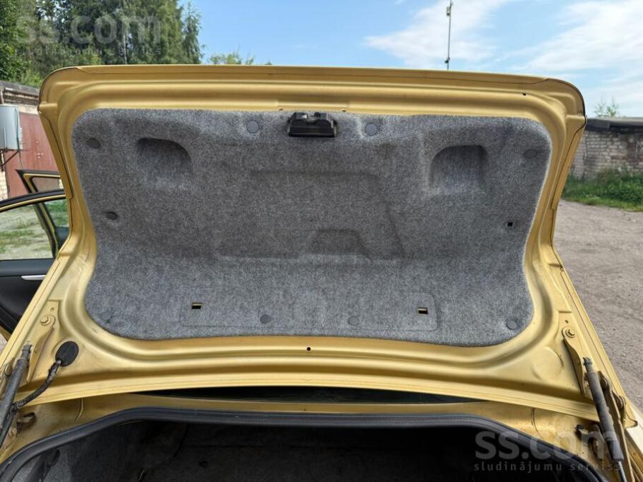 Yellow Volvo S60 2002 in Riga, with an engine capacity of 2.40 L and mileage of 409 thousand km for 1500 €, photo 7 on AUTOMOTO.COM.LV