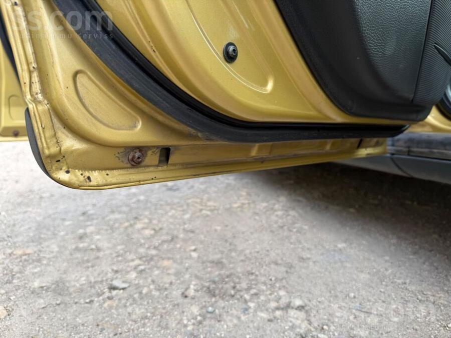 Yellow Volvo S60 2002 in Riga, with an engine capacity of 2.40 L and mileage of 409 thousand km for 1500 €, photo 9 on AUTOMOTO.COM.LV