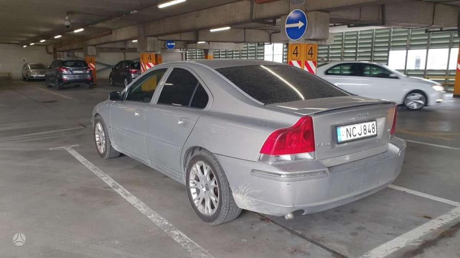 Dzeltens Volvo S60 2005 Viļņa, ar dzinēja tilpumu 2.40 L un nobraukumu 287 tūkst. km par 1600 €, foto 24 vietnē AUTOMOTO.COM.LV