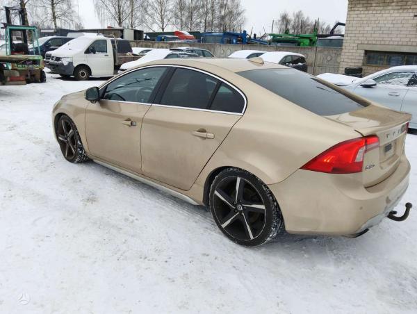 Dzeltens Volvo S60 2010 Marijampole, ar dzinēja tilpumu 1.98 L un nobraukumu 335 tūkst. km par 3750 €, foto 1 vietnē AUTOMOTO.COM.LV
