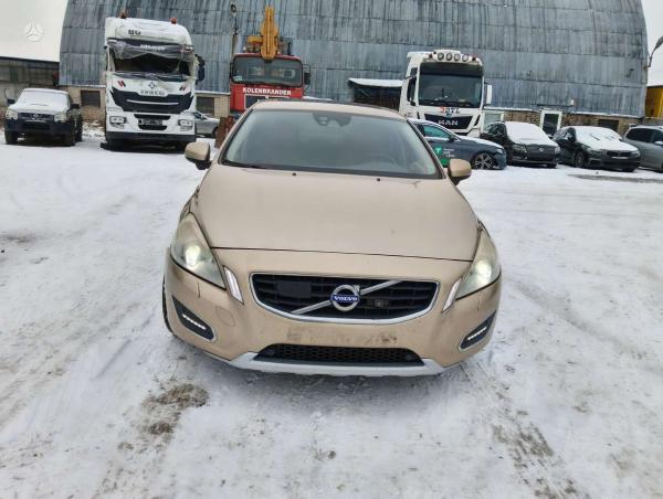 Dzeltens Volvo S60 2010 Marijampole, ar dzinēja tilpumu 1.98 L un nobraukumu 335 tūkst. km par 3750 €, foto 2 vietnē AUTOMOTO.COM.LV