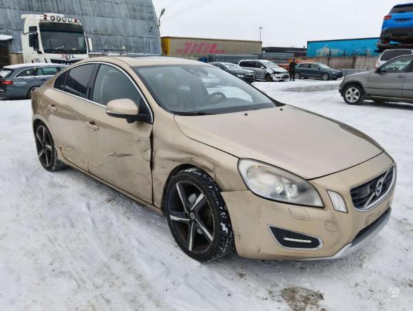 Dzeltens Volvo S60 2010 Marijampole, ar dzinēja tilpumu 1.98 L un nobraukumu 335 tūkst. km par 3750 €, foto 3 vietnē AUTOMOTO.COM.LV