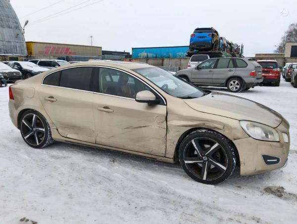 Dzeltens Volvo S60 2010 Marijampole, ar dzinēja tilpumu 1.98 L un nobraukumu 335 tūkst. km par 3750 €, foto 4 vietnē AUTOMOTO.COM.LV