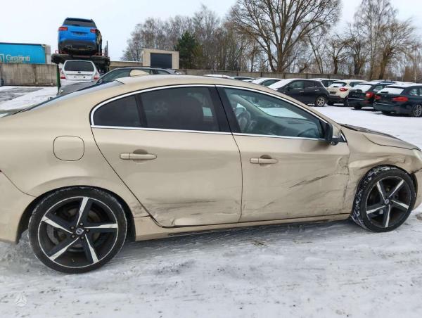 Dzeltens Volvo S60 2010 Marijampole, ar dzinēja tilpumu 1.98 L un nobraukumu 335 tūkst. km par 3750 €, foto 5 vietnē AUTOMOTO.COM.LV